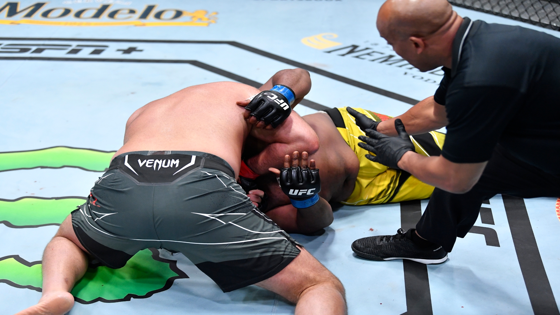 Ben Rothwell spoils Chris Barnett's UFC debut with guillotine choke ...