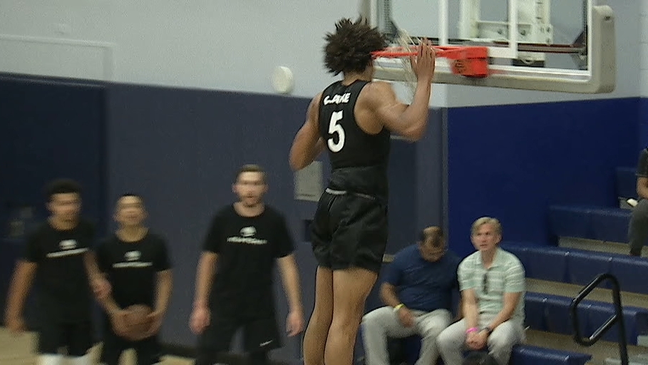 Former Texas big man hits his head on rim while dunking - Stream the ...