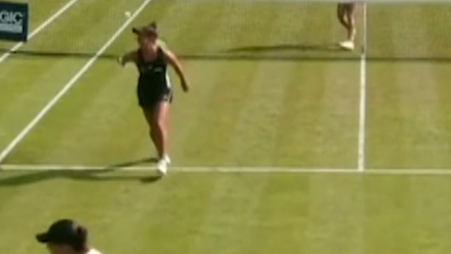 Tennis player shocks herself with incredible no-look point - Stream the ...