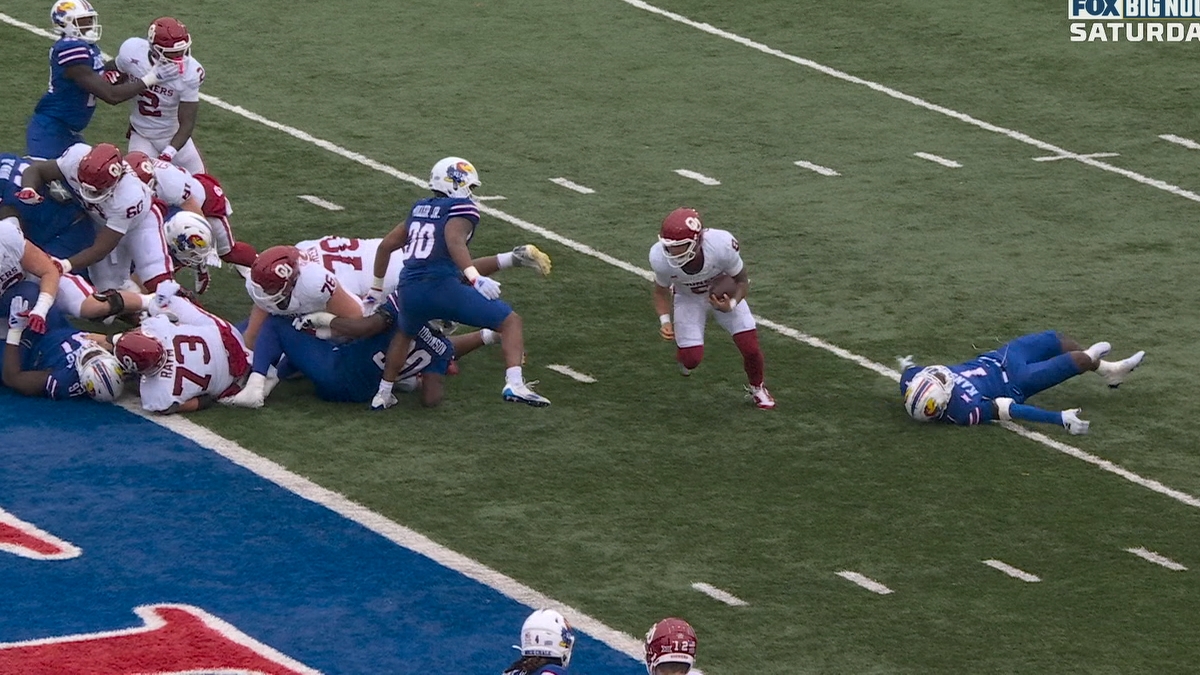 Dillon Gabriel keeps the ball and runs it in for his 3rd rushing TD ...