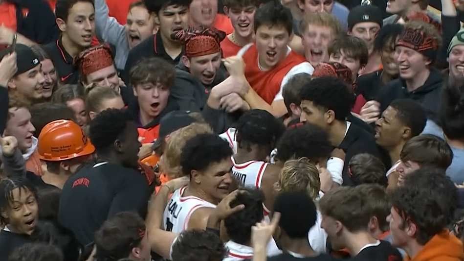 Oregon State fans storm court after buzzer-beating 3 knocks off Arizona ...