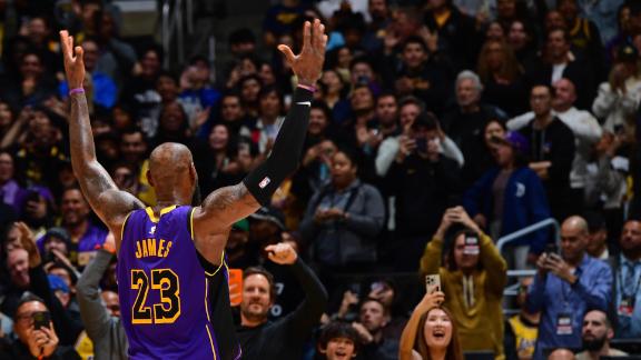 LeBron amps crowd after Draymond's FT miss, then Draymond gets a tech ...